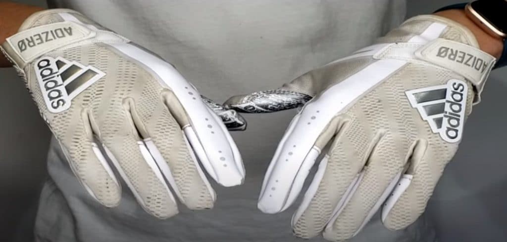 How To Clean Football Gloves (30 Sec Guide) - Gloveszone